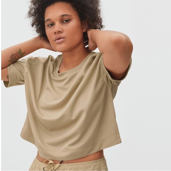 Everlane | Tops | Everlane The Perform Tee Khaki Mesh Boxy Cropped ...